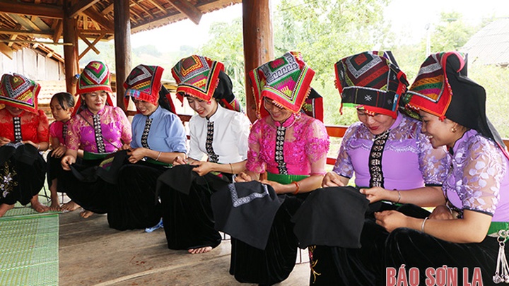 Khăn Piêu - thước đo sự khéo léo của phụ nữ dân tộc Thái