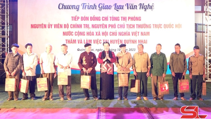 Đồng chí Tòng Thị Phóng, kuz Ủy viên Bộ Chính trị, kuz Phó Chủ tịch ...