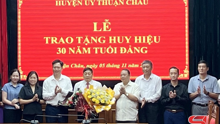 Lễ trao Huy hiệu 30 năm tuổi Đảng cho đảng viên