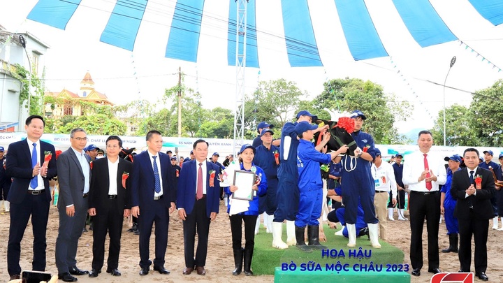 Pua nua Hội thi “Ngua nôm chăn” Mộc Châu pì 2023