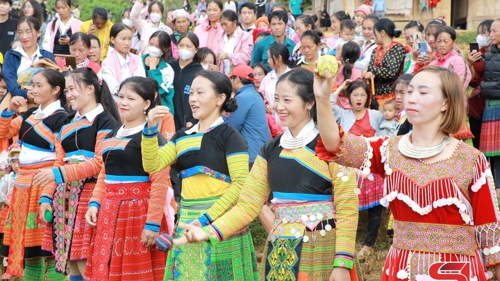 Mong ethnic people in Bac Yen district celebrate Tet