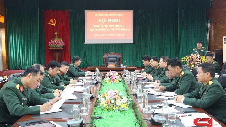 Chú trọng công tác đảng và chính trị trong quân đội