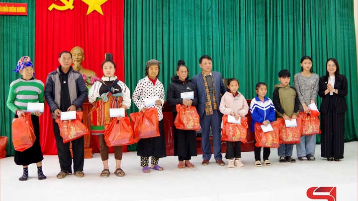 Communist Review presents gifts to border residents