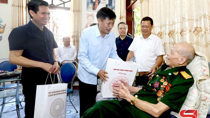 Mú công tác Ban Nội chính Trung ương chứ ơn pưng mú anh hung, liệt sĩ ...