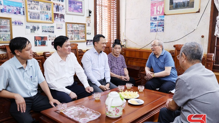Chairman of provincial People’s Committee visits former leaders